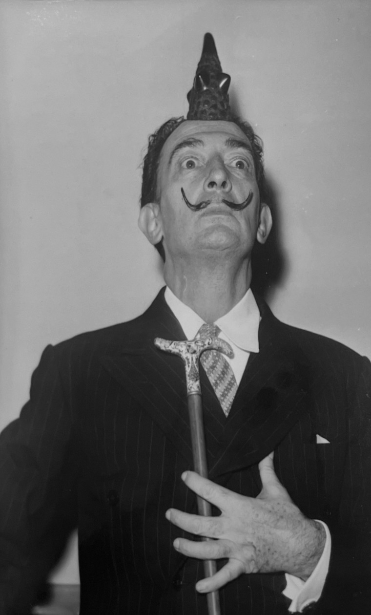 Salvador Dalí, de passage à Paris, 1958